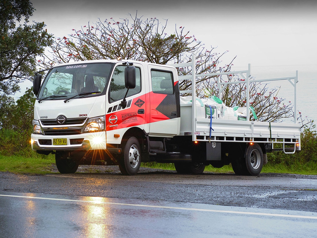 Hino 300 Series 921 crew cab truck video | Review