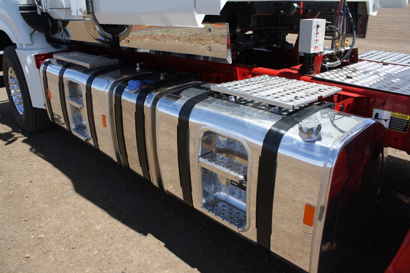 Mack Titan 6x4 and Superliner 6x4 MP10 road train | Review