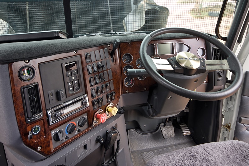 Mack Titan 6x4 and Superliner 6x4 MP10 road train | Review