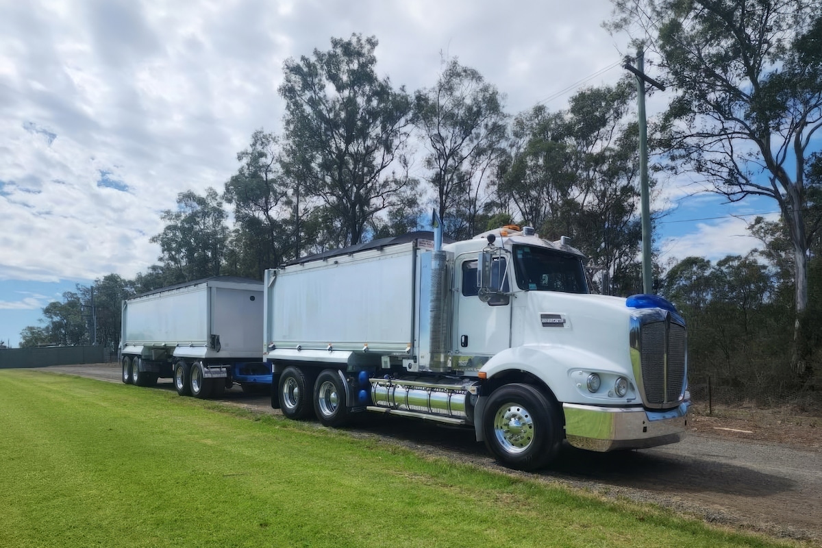 2016 Kenworth T409 + Quad dog trailer - HOT DEALS