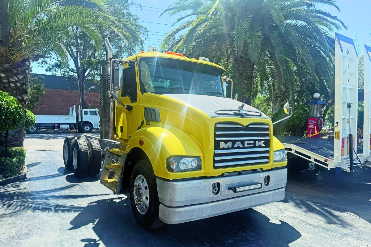 Spice up your fleet with this Mack Metro-Liner